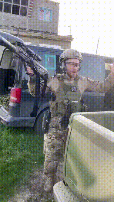 Phút thư giản của các anh lính Ukraine | Viết bởi Lê ♻️Văn