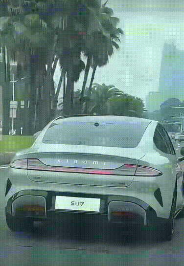 Xiaomi SUV7 chạy ngoài đường thật sự rất đẹp, xe dài trông rất ấn tượng. Nếu em xe này về Việt ...