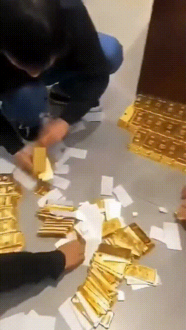 Đếm vàng mỏi tay luôn :D Vàng nạp tài nhiều hơn lá mít rơi nhà ông ...