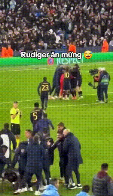 Rudiger kiểu: "Anh em, CĐV của chúng ta bên này mà | Viết bởi bloggaming